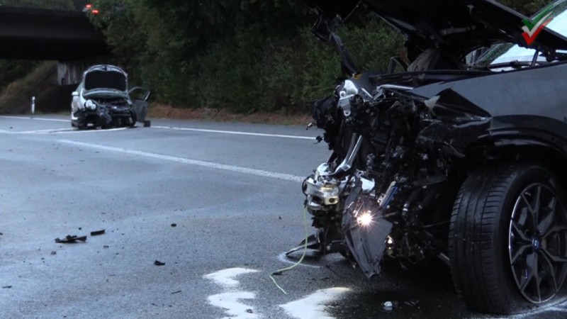 [Schwerer Unfall auf A46] Rettungshubschrauber Christoph 8 im Einsatz auf der Autobahn bei ...