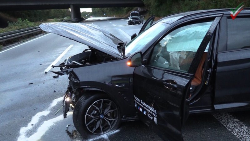 [Schwerer Unfall auf A46] Rettungshubschrauber Christoph 8 im Einsatz auf der Autobahn bei ...