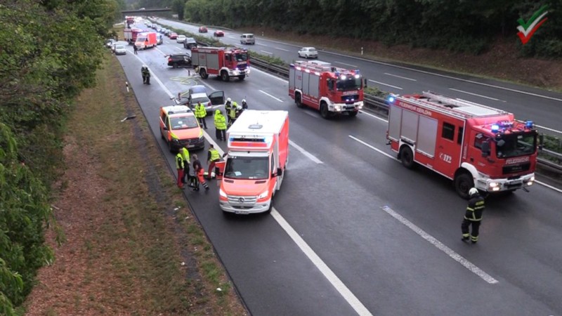 [Schwerer Unfall auf A46] Rettungshubschrauber Christoph 8 im Einsatz auf der Autobahn bei ...