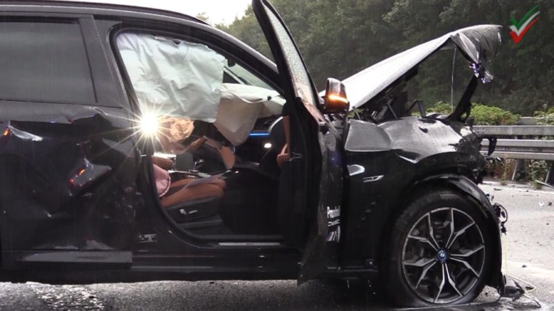 [Schwerer Unfall auf A46] Rettungshubschrauber Christoph 8 im Einsatz auf der Autobahn bei ...